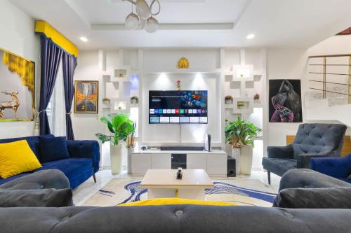 Cozy 4 Bedroom Family Duplex in Lekki, PS5, Smart TVs, Snooker, Lekis ...