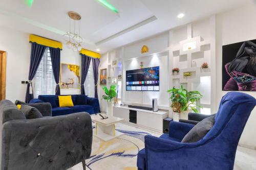 Cozy 4 Bedroom Family Duplex in Lekki, PS5, Smart TVs, Snooker, Lekis ...