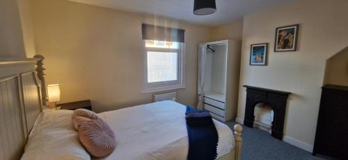 Charming 2-Bed Terrace Close to Station, NEC, Airport, טאמוורת' (מחירים ...