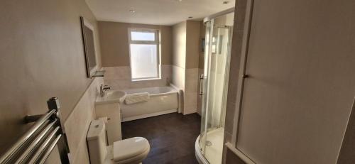 Charming 2-Bed Terrace Close to Station, NEC, Airport, טאמוורת' (מחירים ...