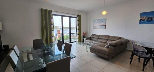 Sea Facing View Across the Valletta Strand Area S2, Sliema (tarifs ...