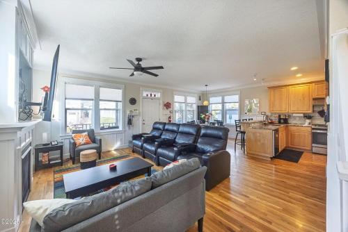 Family Oasis - Hot Tub, Pool Table, Dog Friendly, Lincoln City (vuoden ...