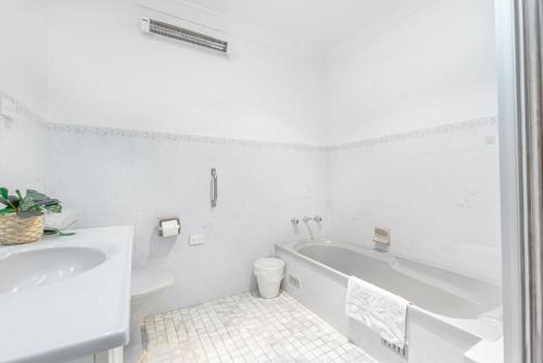 Conveniently Located Single Room Near Eastwood - Shared Bathroom and ...