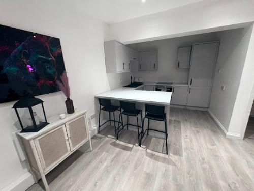 Stylish 2 Bedroom Apartment in Liverpool - Gateacre Village - Free ...