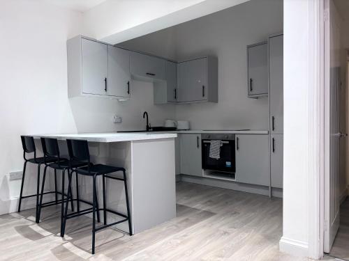 Stylish 2 Bedroom Apartment in Liverpool - Gateacre Village - Free ...