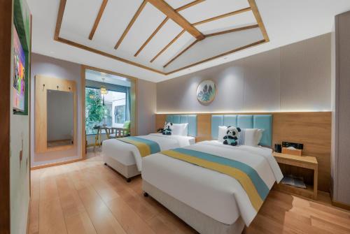 Fengyin Tianjiao Chengdu Panda Base Store, Chengdu (mga updated na ...