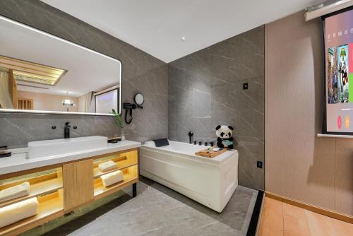 Fengyin Tianjiao Chengdu Panda Base Store, Chengdu (mga updated na ...