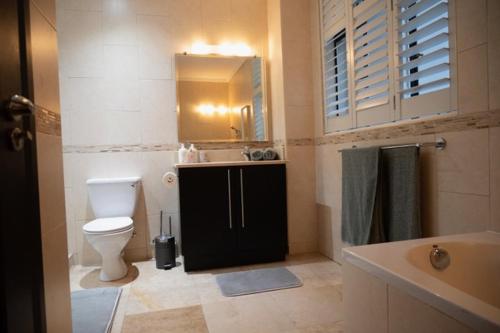 Modern Newly Renovated Bedroom City Retreat in Greenmarket Square Newly ...