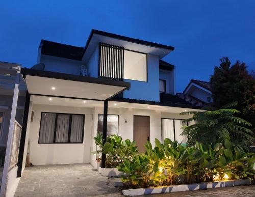 3 BR - Marbella House - Modern Cozy, Gantungan (precios actualizados 2026)