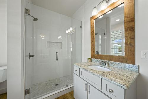 Indigo Breeze - Luxury Vacation Rental Close to the Beach with Private ...