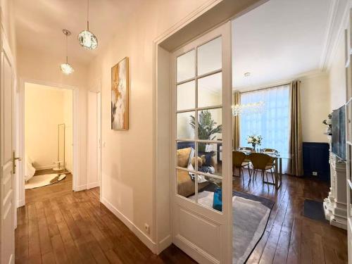 Modern Haussmann-style Parisian apartment -6P（パリ）：（最新料金：2026年）