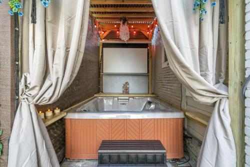 Mara Retreat-UNIT B- Fire Pit-Patio-Games-Jacuzzi-Ping Pong Table ...