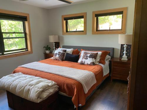 Dreamy Firefly Holler w Creek and Pond, Roan Mountain (preços ...