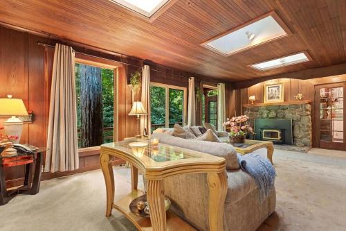 Creekside Gazebo • Fire Pit + BBQ Garden, Forest Park (ažurirane cene ...