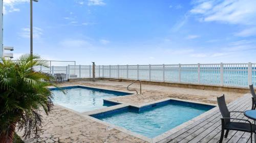 Rincon Seaside Flat- Steps to the Beach & Pool, Corcega (precios ...