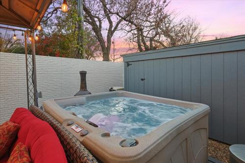 Majestic 4BR 2 5B Home with Mini Golf Pool & Billiards, Irving (nove ...