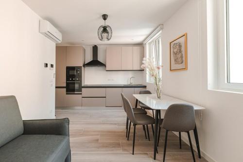 Free Parking Central Station Elegant Apartment, Trieste (precios ...