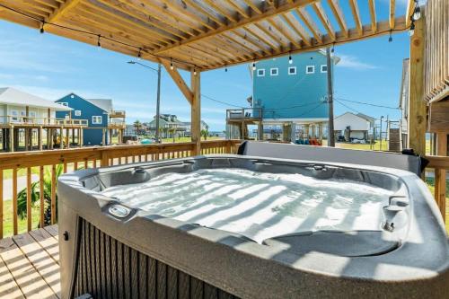 Beautiful Home Island Cabana Hot Tub Fire Pit Fence, Red Fish Cove ...