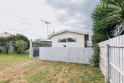 Bungalow at the Beach - footsteps to the shore, Coronet Bay (opdaterede ...
