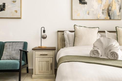 Relaxing Studio with Balcony & Pool at The Square Tower, Dubai (prezzi ...