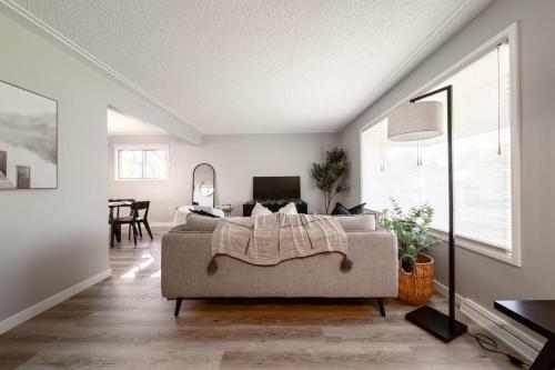 Newly Renovated, Bright & Cozy 3 bdrm Home - 6min from Rogers Arena ...