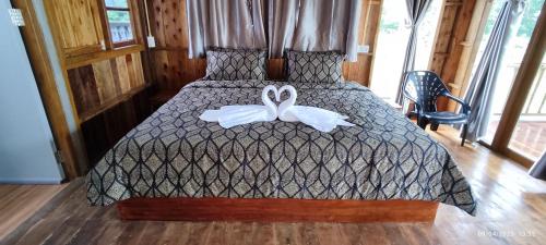 Wood Cabin by the bay or Awnon Beach at Time Travel Club, Ban Pak Ba Ra ...