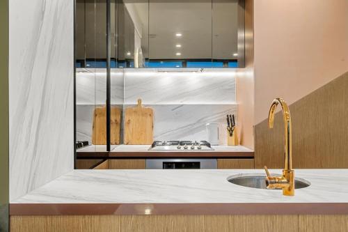 74th floor Unreal High-Rise 2b2b with Stunning Views, Melbourne ...