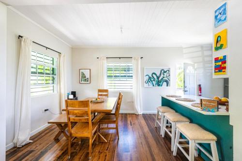 Emmanuel's ocean view cottage with private yard, Mount Alexander ...