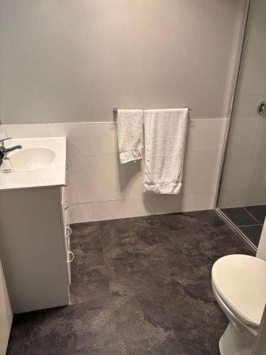 Sebel Top Floor Apartment - 5 minute walk to Foo Fighters Concert ...