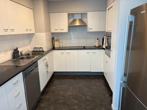 Sebel Top Floor Apartment - 5 minute walk to Foo Fighters Concert ...