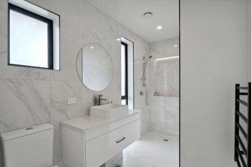 Lake view Luxury Home - Near Town & Airport, Куинстаун (актуальные цены ...