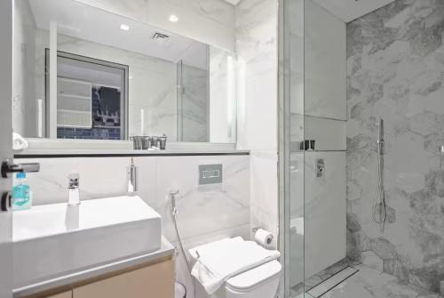 Luxury Canal View Studio for 4 Guests in Downtown, 5 Min to Dubai Mall ...