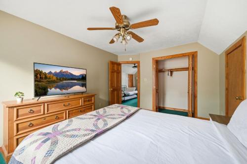 The WoodView Hideaway Hot Tub Game Room MORE, Lawson Crossroad (2026년 ...