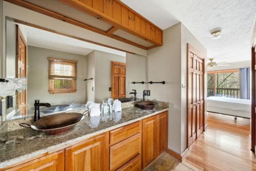 The WoodView Hideaway Hot Tub Game Room MORE, Lawson Crossroad (tarifs ...