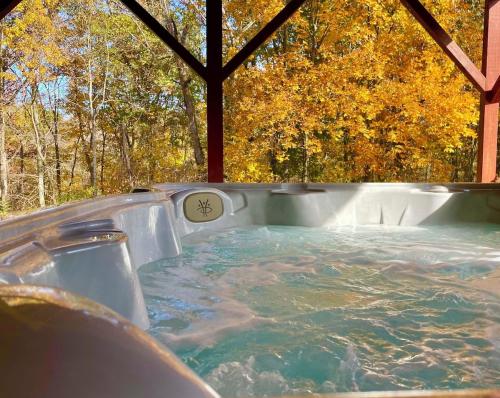 Breath of Heaven Cabin- Hot Tub, Deck, Pond, PETS, Logan (tarifs ...