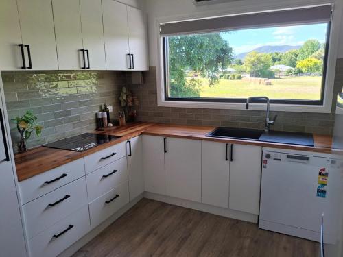 Nature's Edge - Farm Scenery with Easy town access, Myrtleford (2026 ...