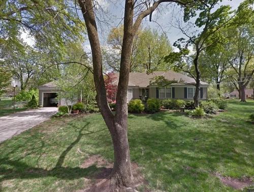 Large Family Home Near Kansas City & World Cup Venues, Оверленд-Парк ...