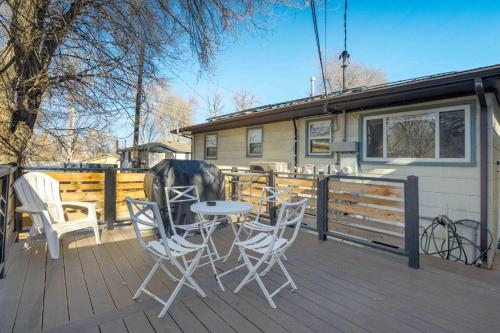 Old Broadmoor retreat deck fire pit grill near zoo, Stratton Meadows ...