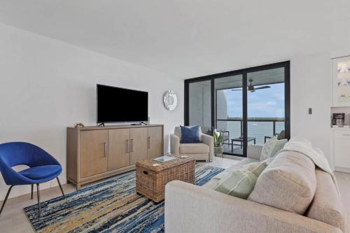 Waterfront Luxury on Marco River Private Lanai Marina Access, Marko ...