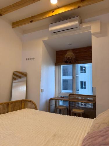 Boho Style Cozy Studio Unit along EDSA, 3mins walk from GMA MRT ...