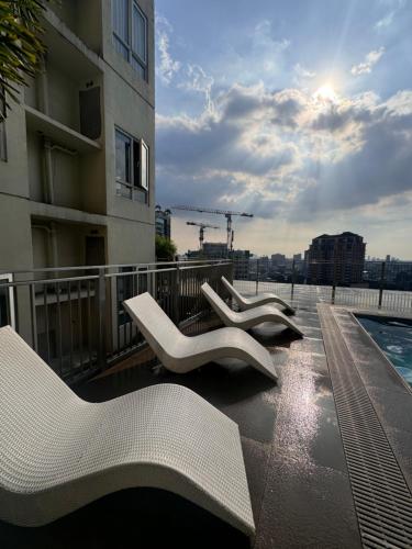 Boho Style Cozy Studio Unit along EDSA, 3mins walk from GMA MRT ...