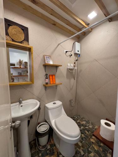 Boho Style Cozy Studio Unit along EDSA, 3mins walk from GMA MRT ...