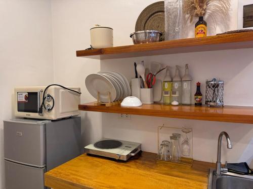 Boho Style Cozy Studio Unit along EDSA, 3mins walk from GMA MRT ...