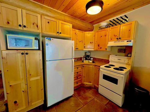 Apex Lookout True Ski In Out Suite with Hot Tub Apex Mountain (ราคาอัป ...