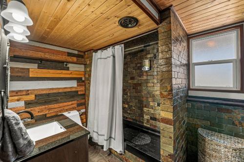 Epic Family Home: Mini-Golf, Sauna, Hot Tub, Games, Stratton Meadows ...