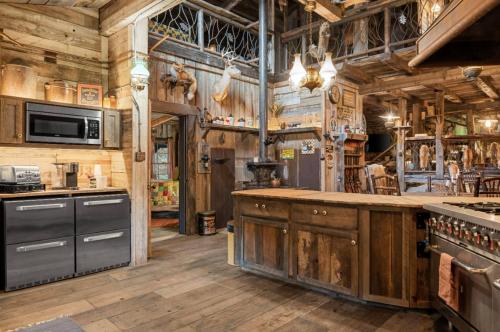 Mimi's Mother Pearl: Includes (2) 4-door UTV's, Parthenon (preços ...