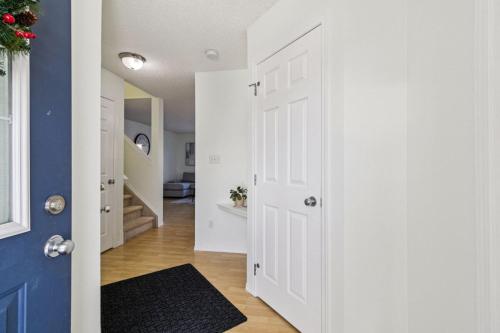 Renovated Cozy Family Home Spacious, Modern, Edmonton (preços ...