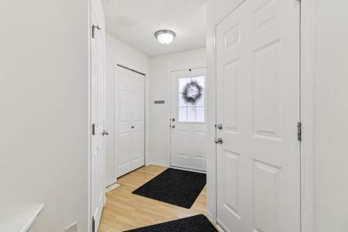 Renovated Cozy Family Home Spacious, Modern, Edmonton (preços ...