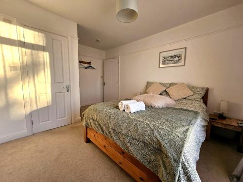Bristol Airport, 5 Bed House, 5 Bathrooms, WiFi, Ample Parking, Redhill ...