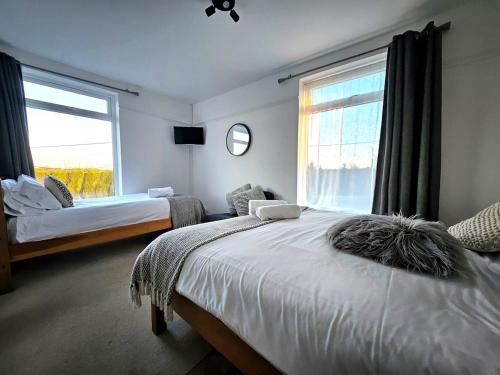 Bristol Airport, 5 Bed House, 5 Bathrooms, WiFi, Ample Parking, Redhill ...